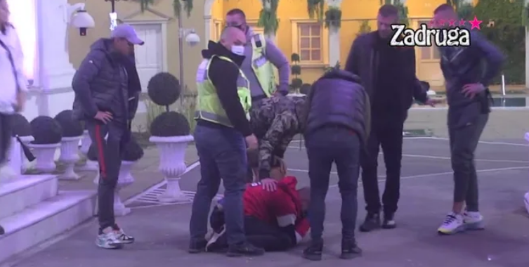 HAOS! DEJAN LOMI SVE PRED SOBOM, IZLETIO IZ BIJELE KUĆE: Pogledajte šta ... HAOS! DEJAN LOMI SVE PRED SOBOM, IZLETIO IZ BIJELE KUĆE: Pogledajte šta ...